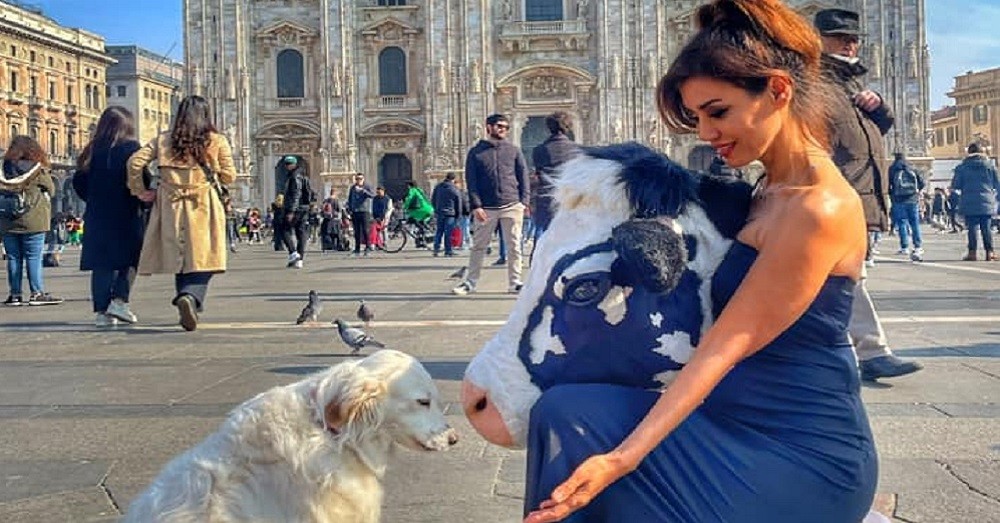 Daniela Martani in abito ‘testa di mucca’ stile Schiaparelli per ...